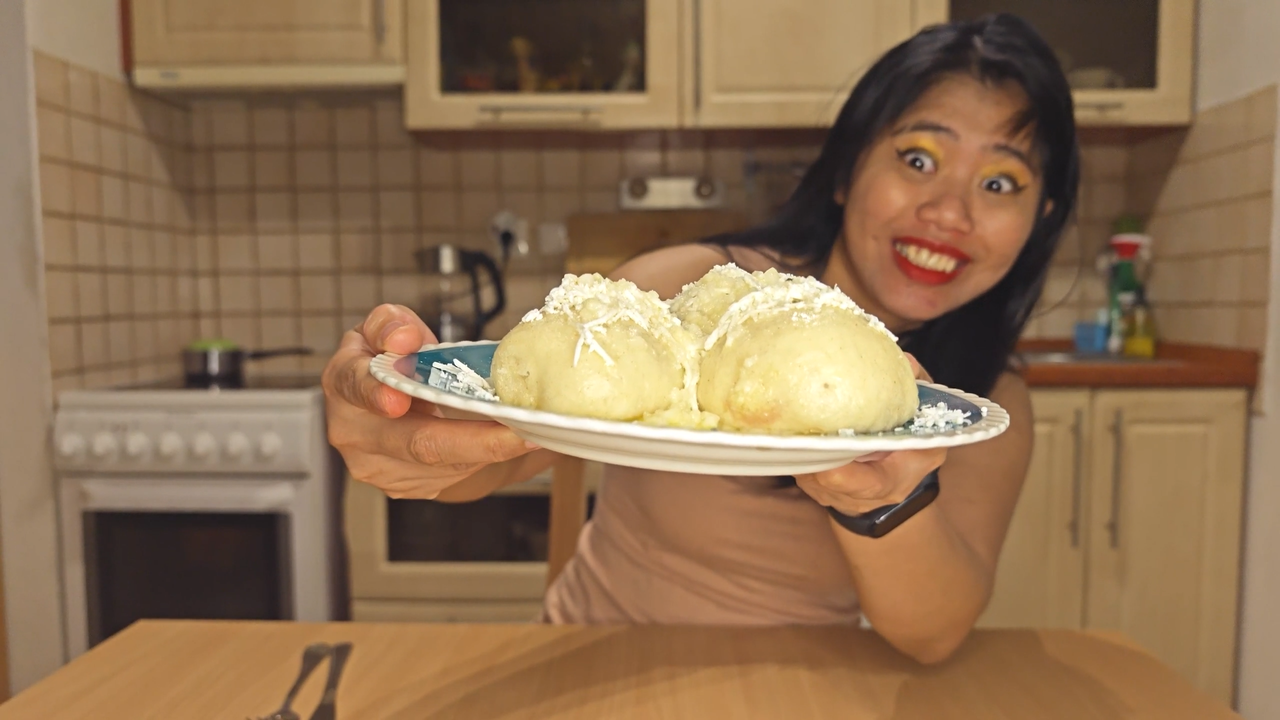 Filipínka ochutnává ovocné knedlíky. Bude jí chutnat sladké jídlo? | Stream